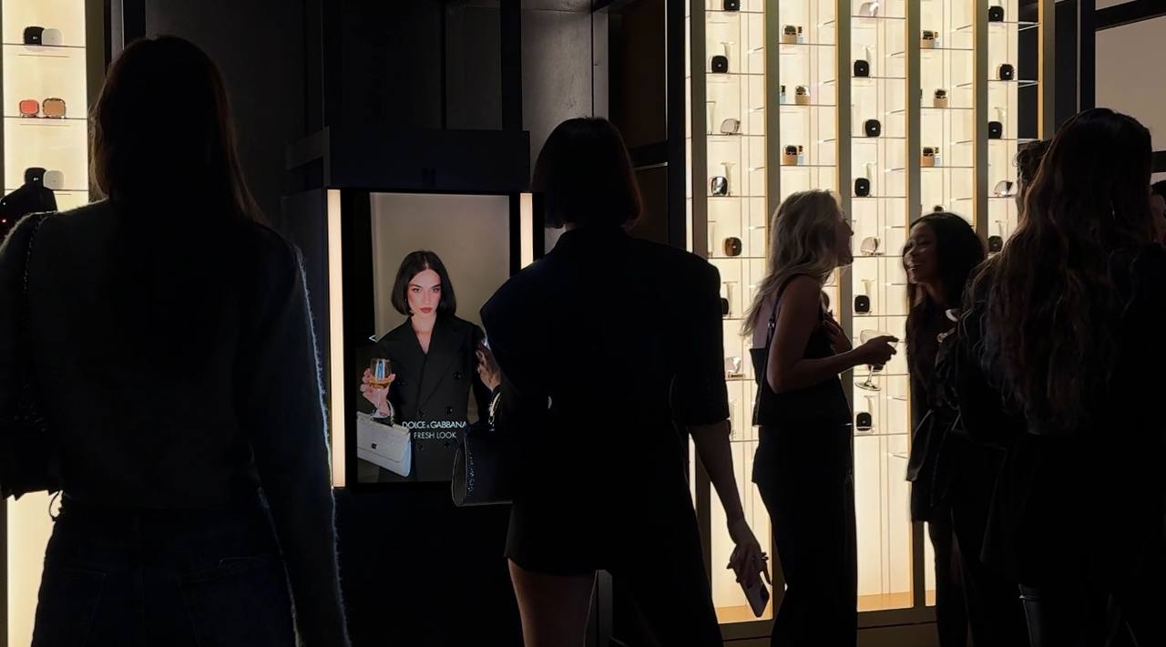AR Mirrors: How AR and AI Mirrors are Changing Fashion and Beauty Retail
